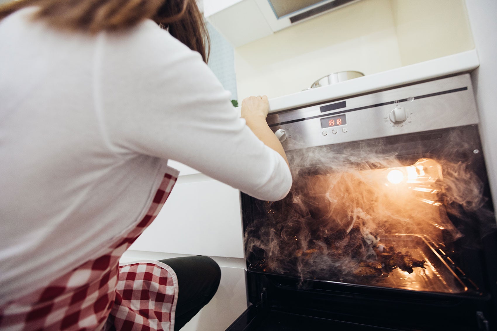 Ways to help prevent kitchen fires | The Hanover Insurance Group